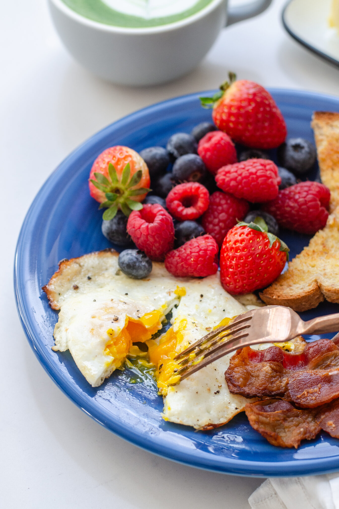 How to Cook the Perfect Over Medium Egg (Easy Recipe)